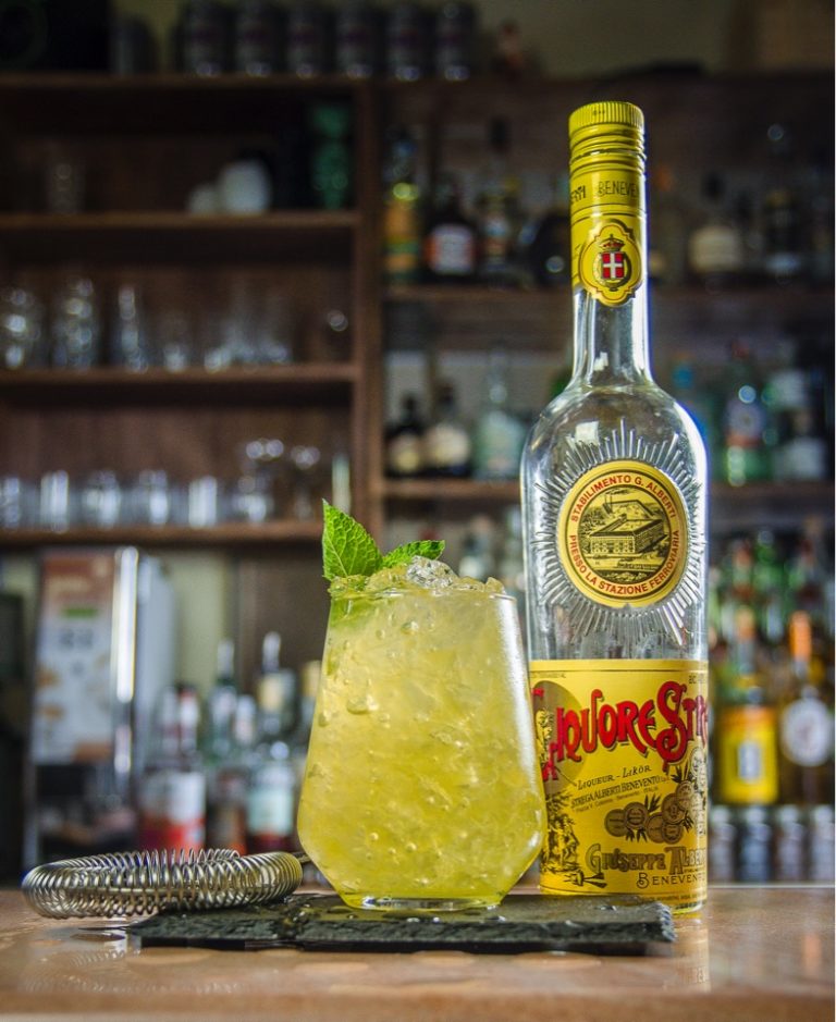 Strega Punch ricetta Cocktail | MixolopediA